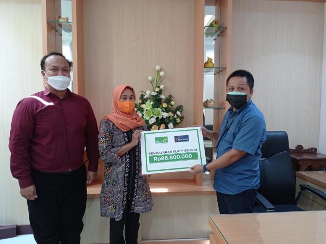 Equity Life Indonesia dan Bank Jateng Bayarkan Klaim Nasabahnya Rp88 ... Equity Life Indonesia dan Bank Jateng Bayarkan Klaim Nasabahnya Rp88 ...